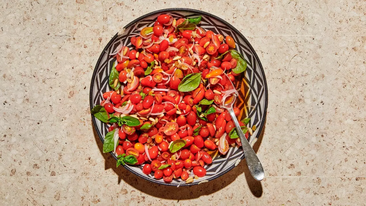 Tomatsalat med pinjekerner og granatæblemelasse