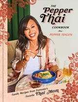De Pepper Thai Kachbuch Cover mat Foto vum Pepper Teigen souz bei engem Dësch mat enger Schossel Iessen.