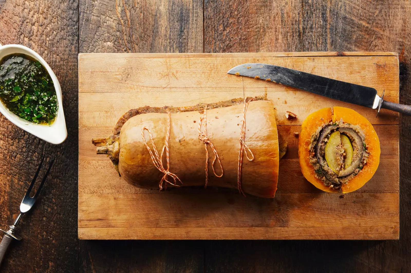 Vegetariánsky recept na Deň vďakyvzdania Maslová tekvica vegducken na drevenej doske.