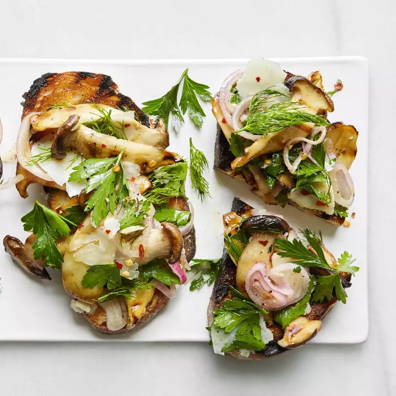 Fotografija tostova s gljivama na trubi na žaru sa začinskim biljem, jedna od naših najboljih ideja za pečenje na žaru i recepata za ljetni roštilj.