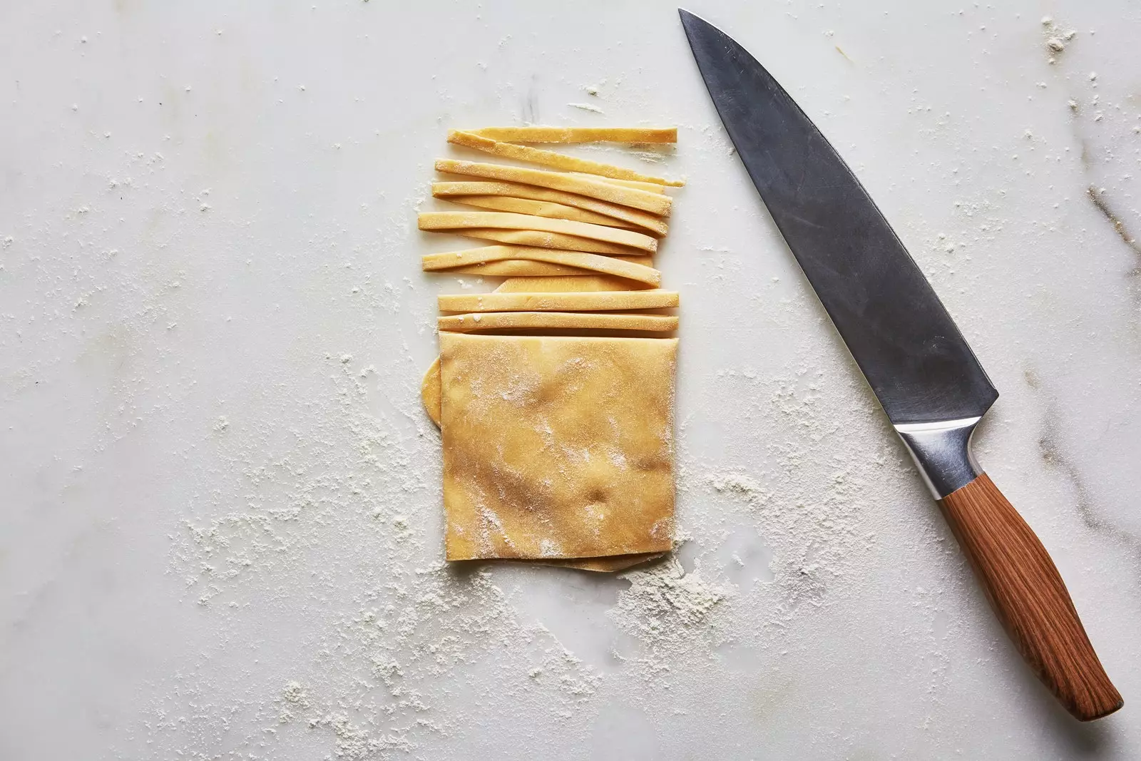 La imagen puede contener cuchillo arma hoja armamento comida pan y galletas