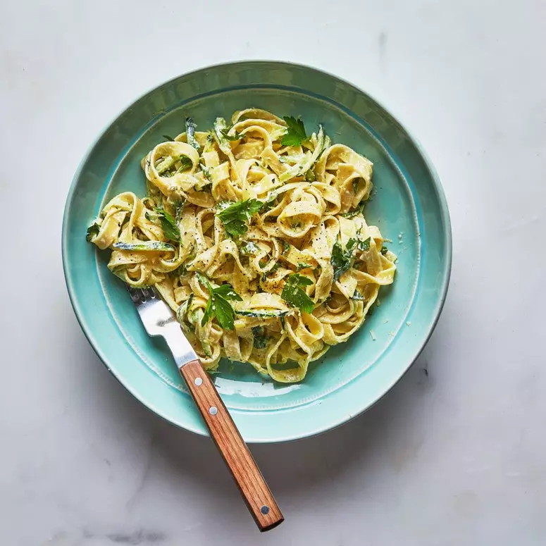 Fettuccine con calabacín salteado, ralladura de limón y perejil.