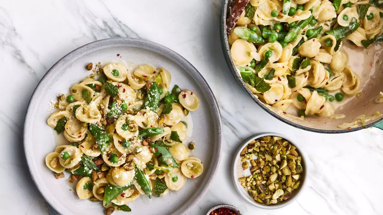 Orecchiette مع اللبن والبازلاء والفستق