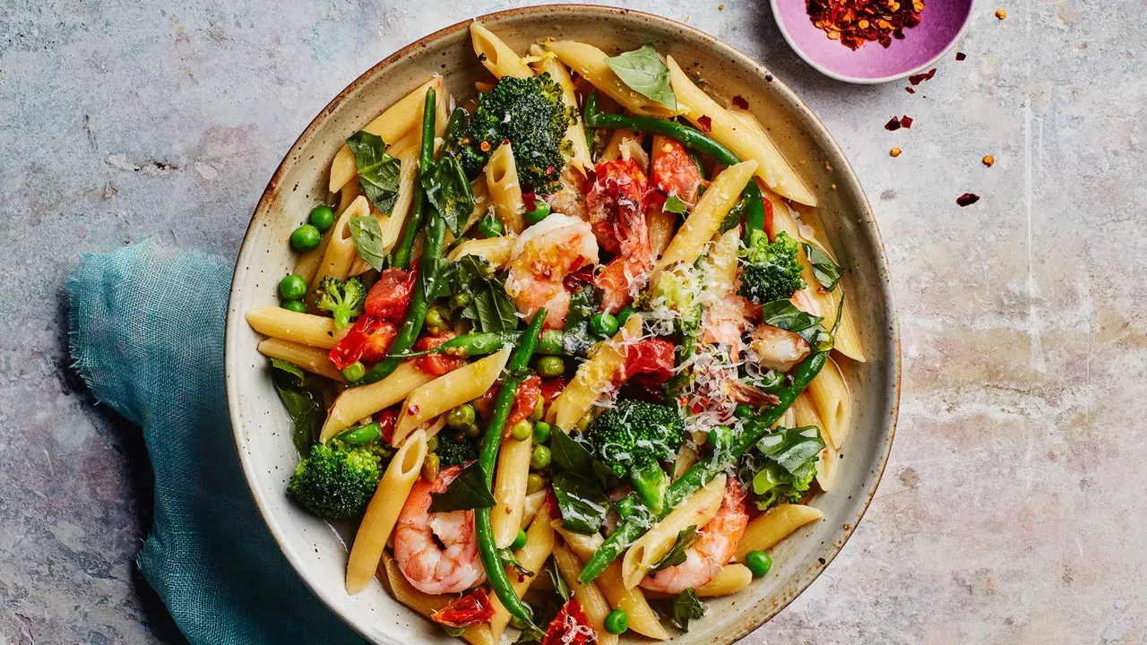 Una Pentola Di Pasta Primavera Con Gamberi