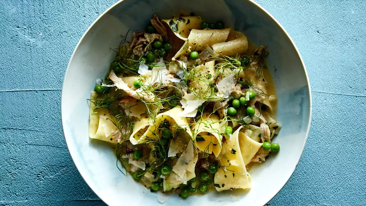 Pappardelle amb ragú de pollastre, fonoll i pèsols