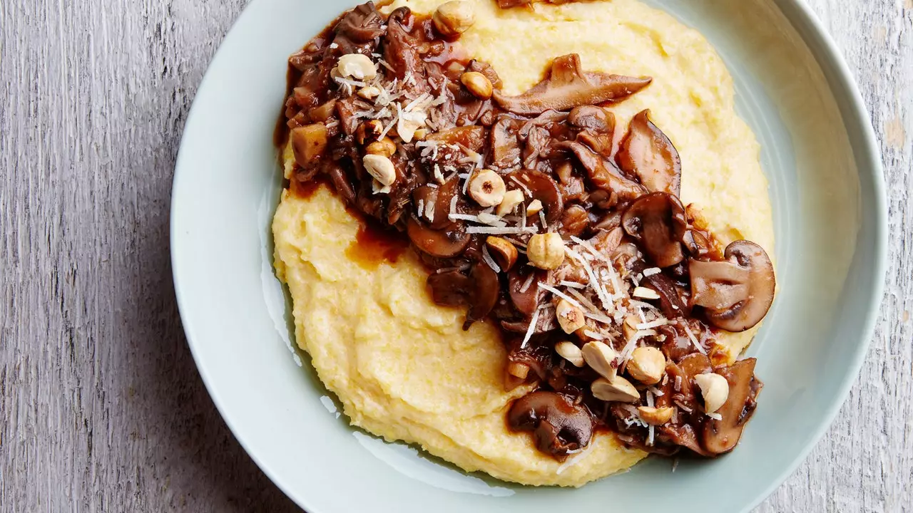 Li-mushroom tse hlaha le Parsnip Ragout e nang le Cheesy Polenta