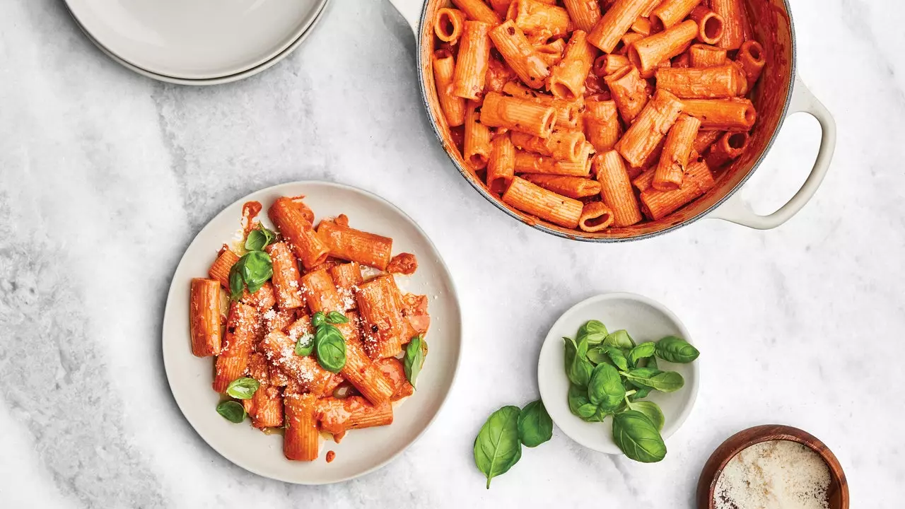 Rigatoni amb salsa de vodka fàcil