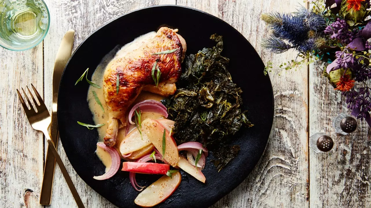 Khoho ea Cider-Braised e nang le liapole le Kale