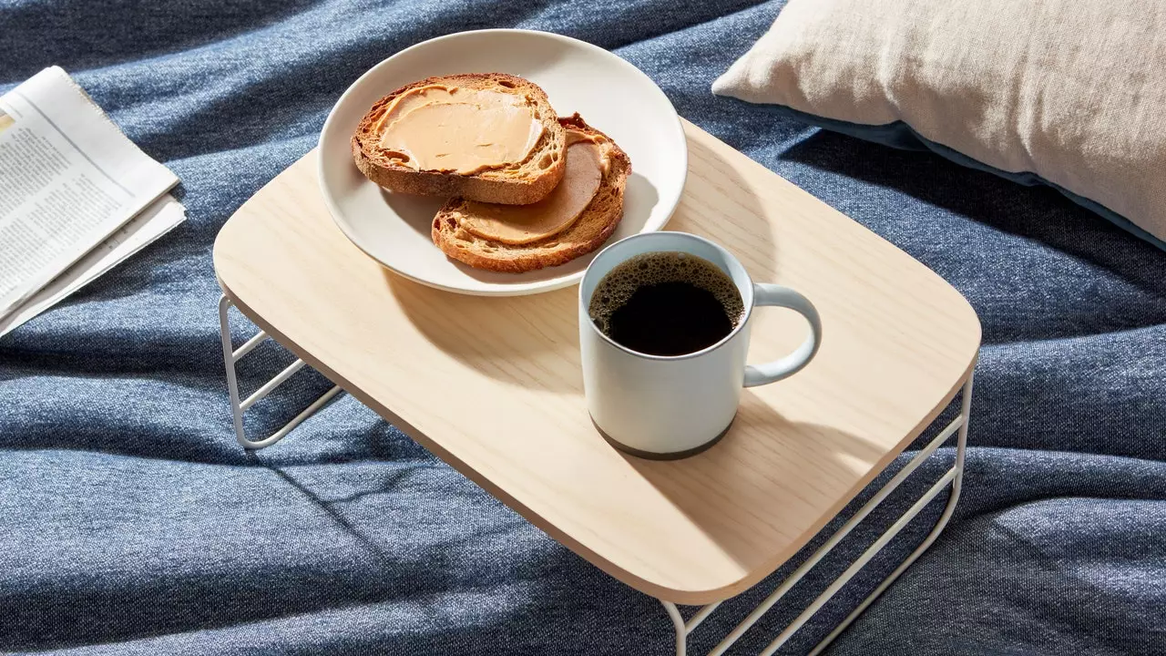 Ein Tablett mit Fuß ist für mehr als nur ein Frühstück im Bett gut