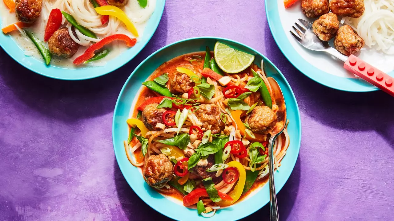 Boulettes de viande de dinde à la thaïlandaise avec bouillon de noix de coco et nouilles