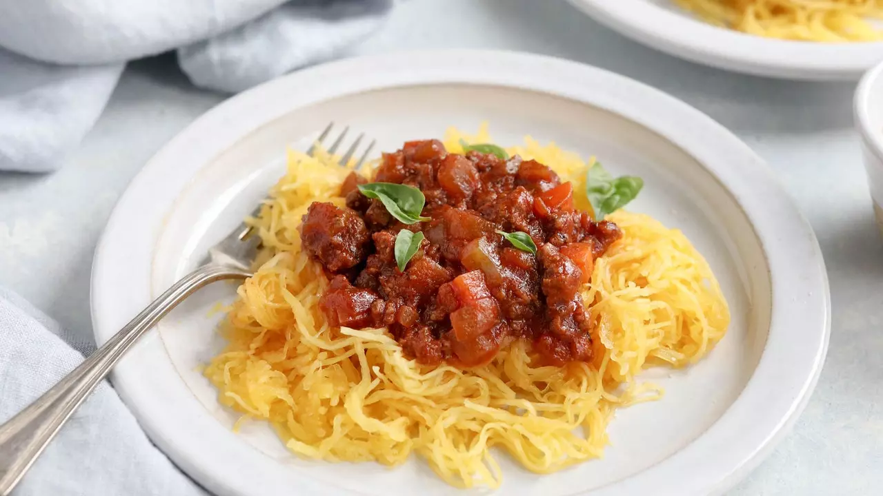 One-Pot Turkey Bolognese na may "Spaghetti"