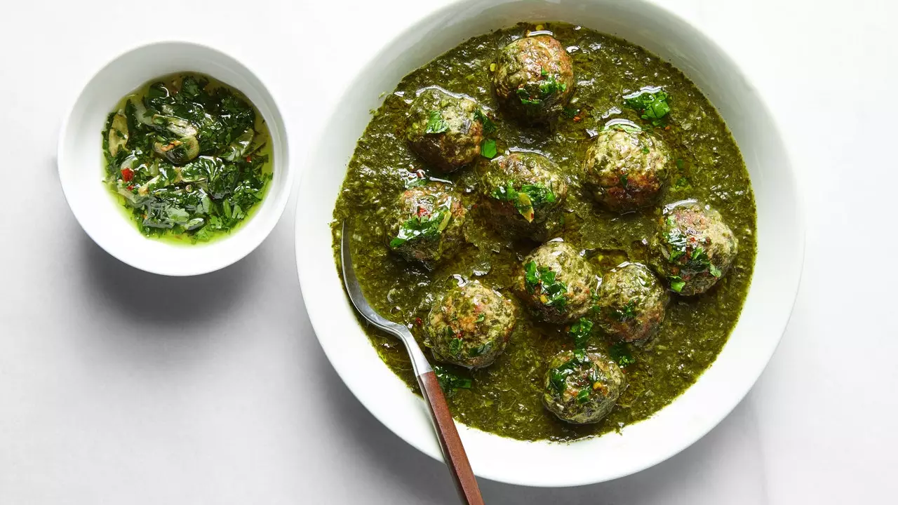 Kuku Meatballs Pamoja na Molokhieh, Vitunguu, na Cilantro