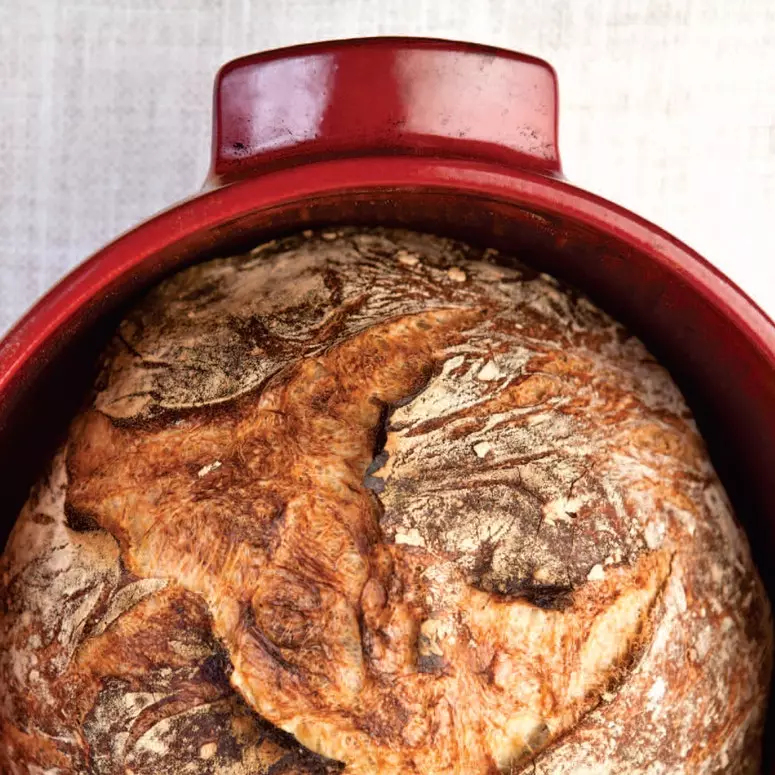 Pan crujiente en un horno holandés rojo