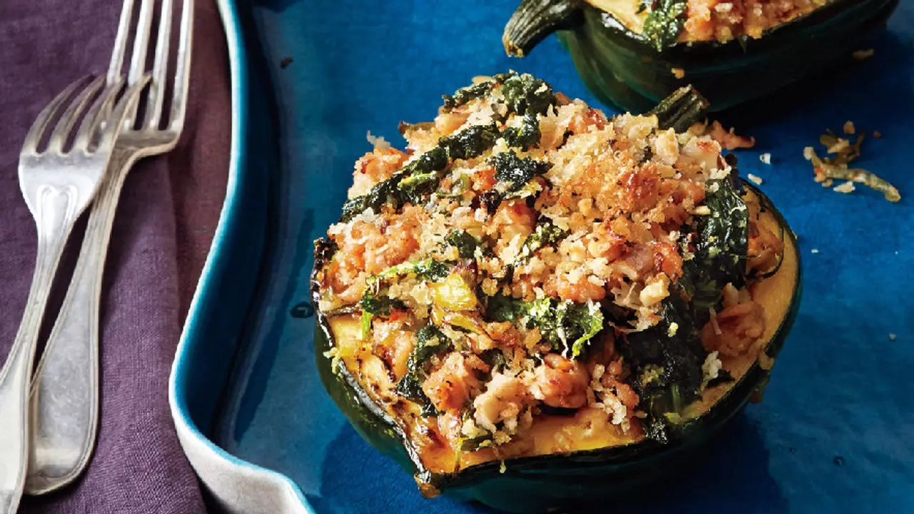 Acorn squash hamwe na Kale na Sausage