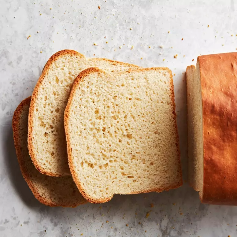 Foto roti panggang muffin Inggeris yang dihiris.