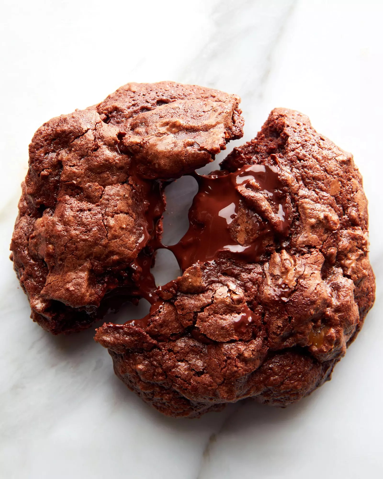 Fotografie neslazené čokoládové sušenky.