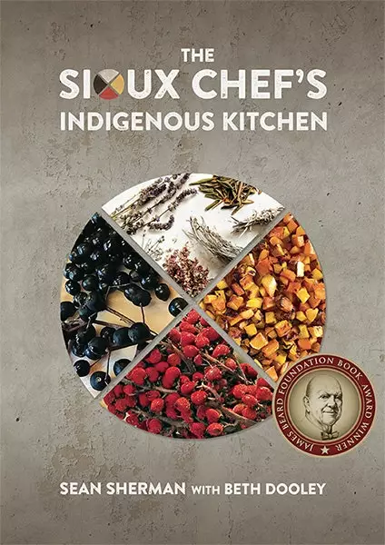 Portada del libro de cocina con un círculo cuadriseccionado, cada cuadrante con una foto de ingredientes nativos.