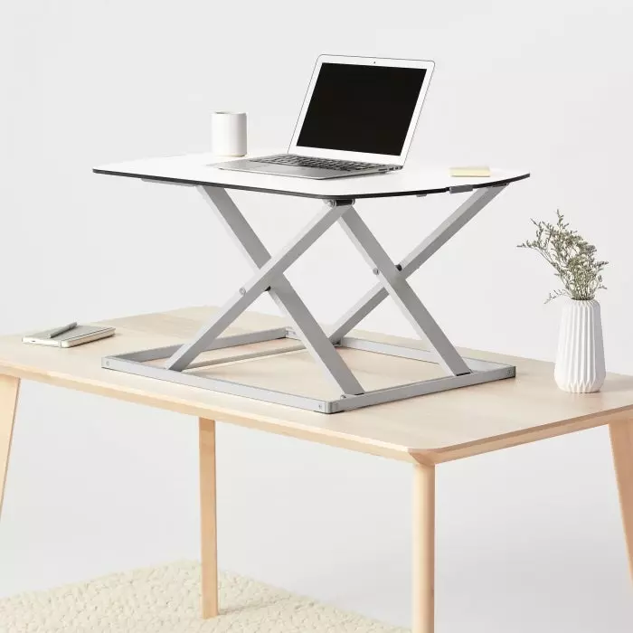 Na obrázku môže byť: elektronika, počítač, počítač, laptop, nábytok, stôl a stôl