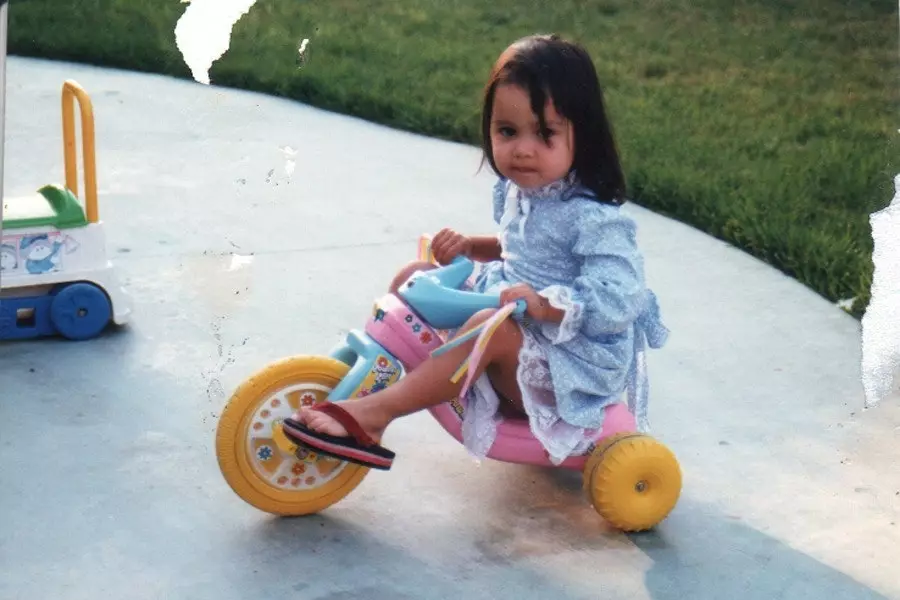 O le ata e ono iai le Uila Masini Tagata Tagata Fe'avea'i Ta'avale ma Tricycle