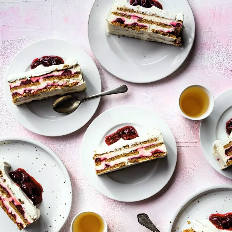 rebanadas de pastel helado de cereza en capas en platos