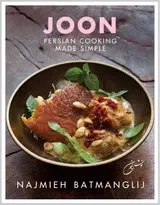 Portada del libro de cocina que presenta una rodaja crujiente de tahdig en un tazón con un estofado adornado con agracejo y semillas.