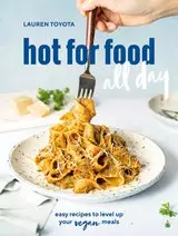 Hot For Food All Day Imagine de copertă a cărții de bucate cu fotografia unui fel de mâncare cu paste vegane pe o farfurie albă.