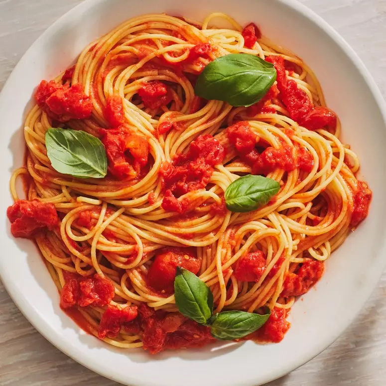चित्र में ये शामिल हो सकता है स्पेगेटी फ़ूड पास्ता डिश और भोजन