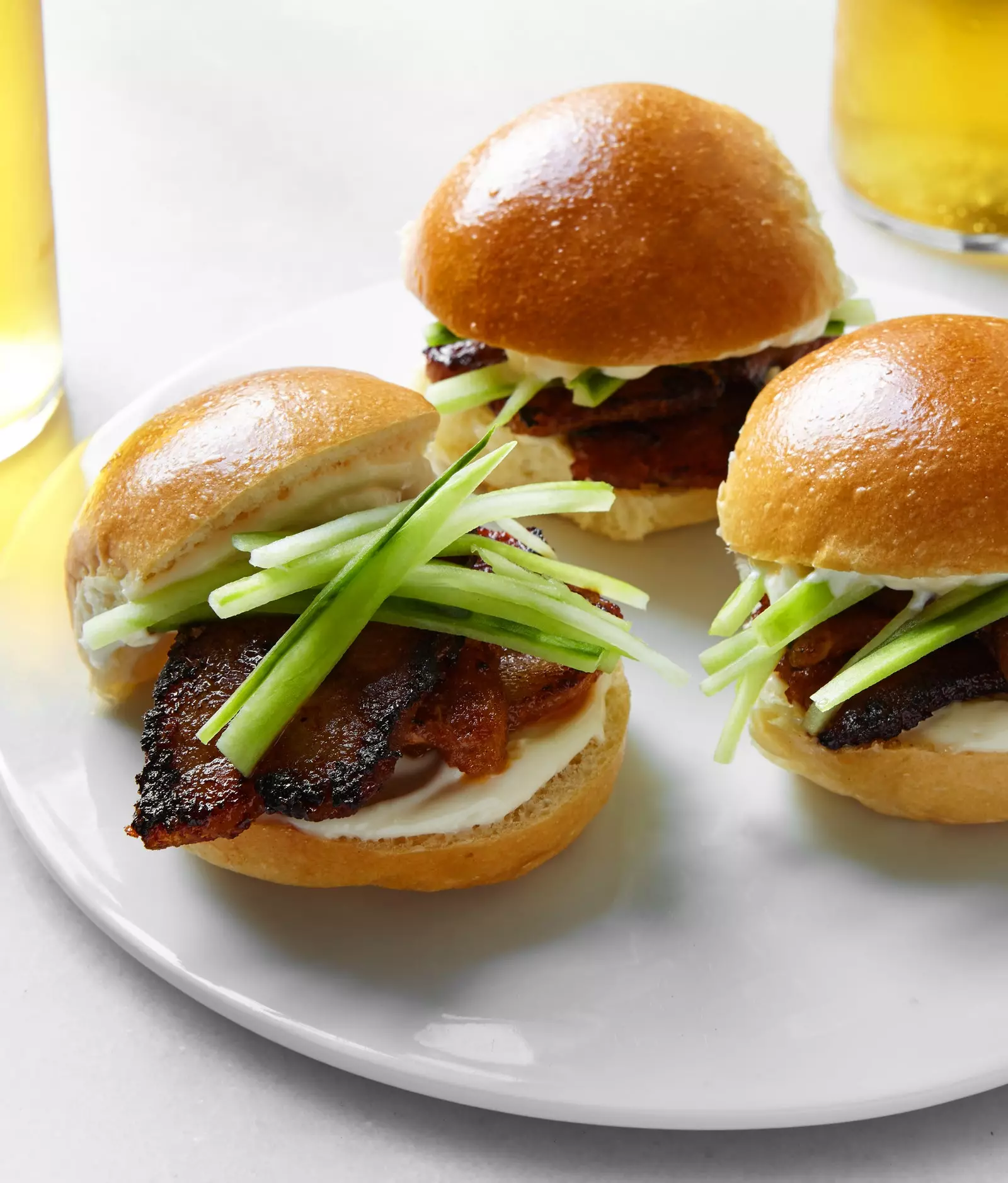 Hooni Kim's Pork Belly Sliders හි ඡායාරූපය.