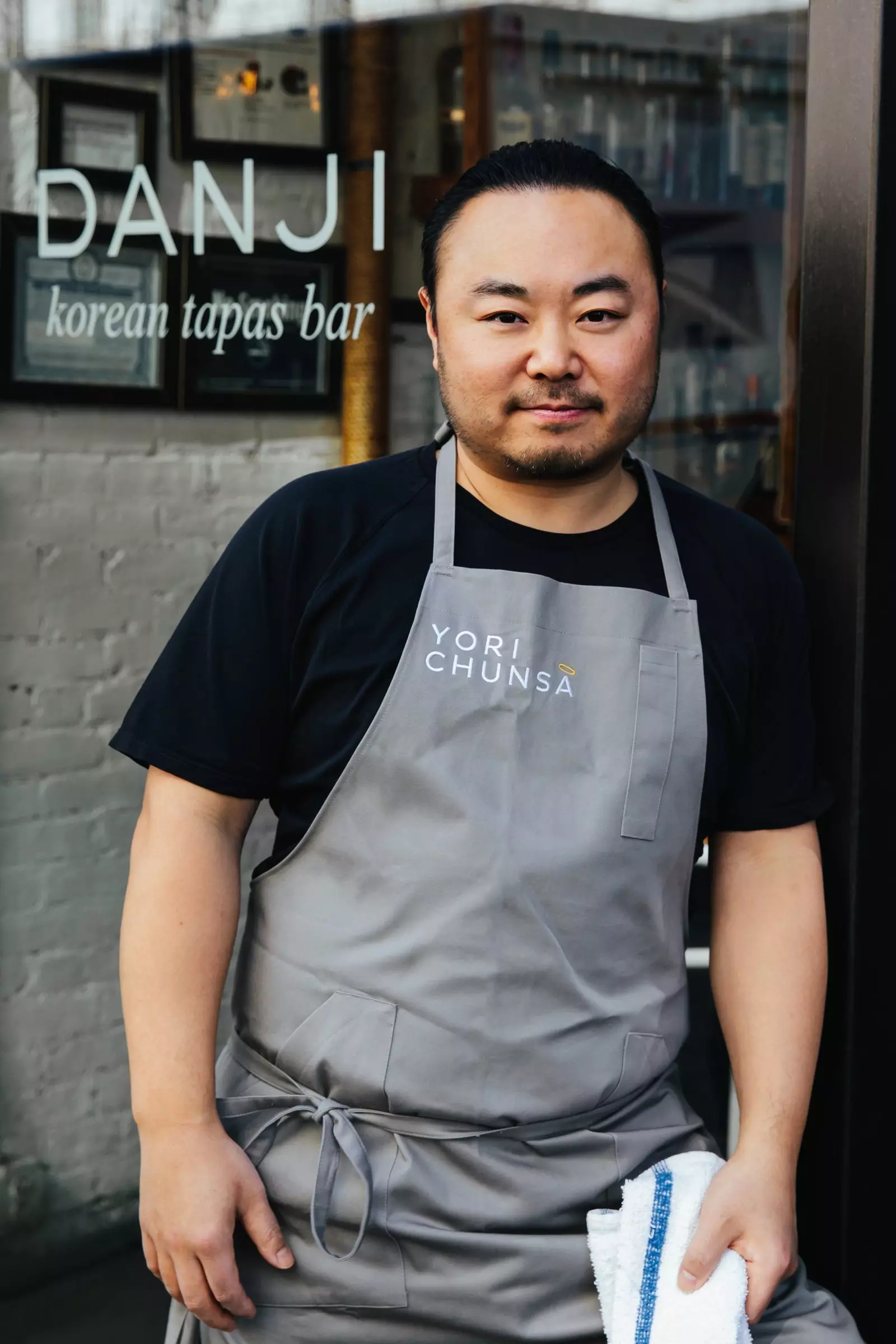 Retrato del chefautor frente a su restaurante Danji