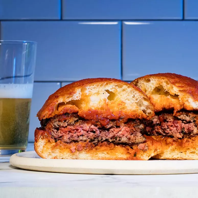 La imagen puede contener Hamburguesa Comida Bebida Alcohol Cerveza Bebida y Pan