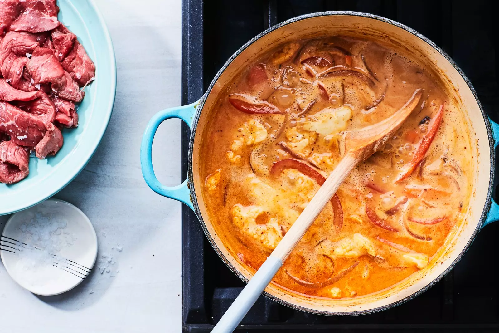 Maaaring naglalaman ang larawan ng Dish Food Meal Curry Bowl and Stew