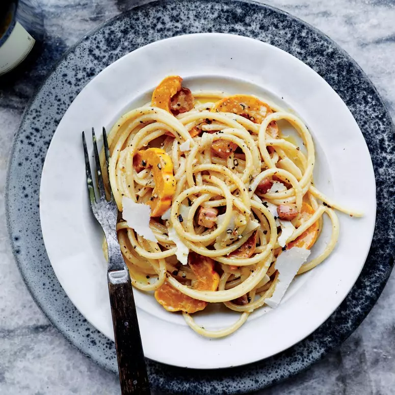 Gambar mungkin aya tuangeun tuangeun tuangeun pasta sareng spaghetti