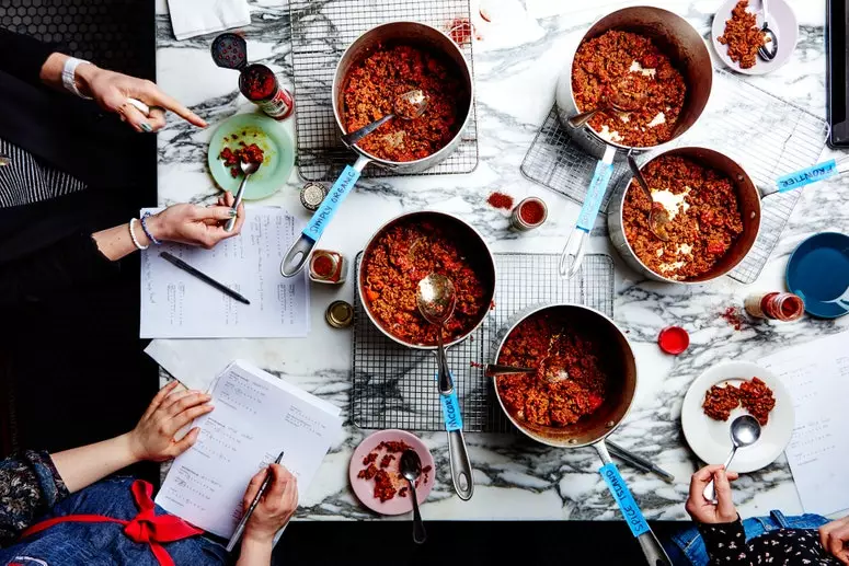 Irudiak eduki hau izan dezake: Gizakia, Pertsona, Platera, Elikadura eta Meal