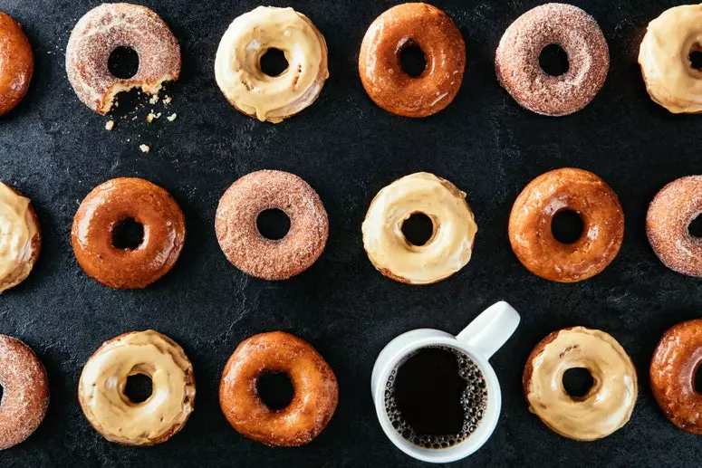 La imagen puede contener: Comida, Pan, Bagel, Pastelería, Postre, Huevo, Confitería, Dulces y Donut