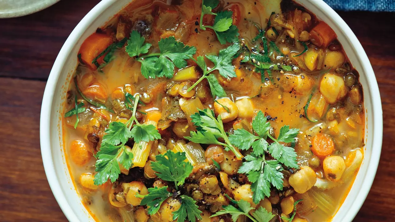 Harira (Spiced Moroccan Vegetable Soup nga adunay Chickpeas, Cilantro, ug Lemon)