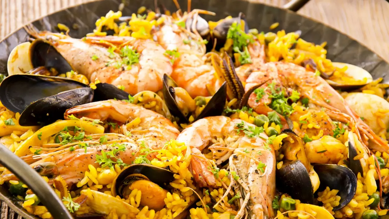 Маҳсулоти баҳрӣ Paella