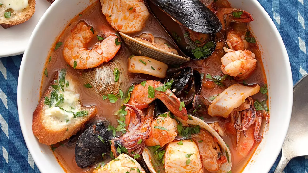 Сиёҳҳои баҳрии Cioppino бо тостҳои Gremolata