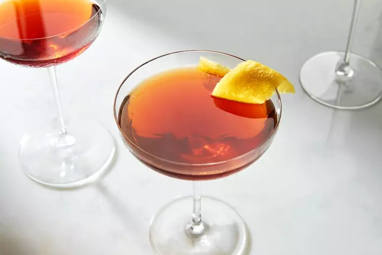 Foto av flera glas av ett riff på den klassiska cocktailen, Bittersweet Symphony with a citron.