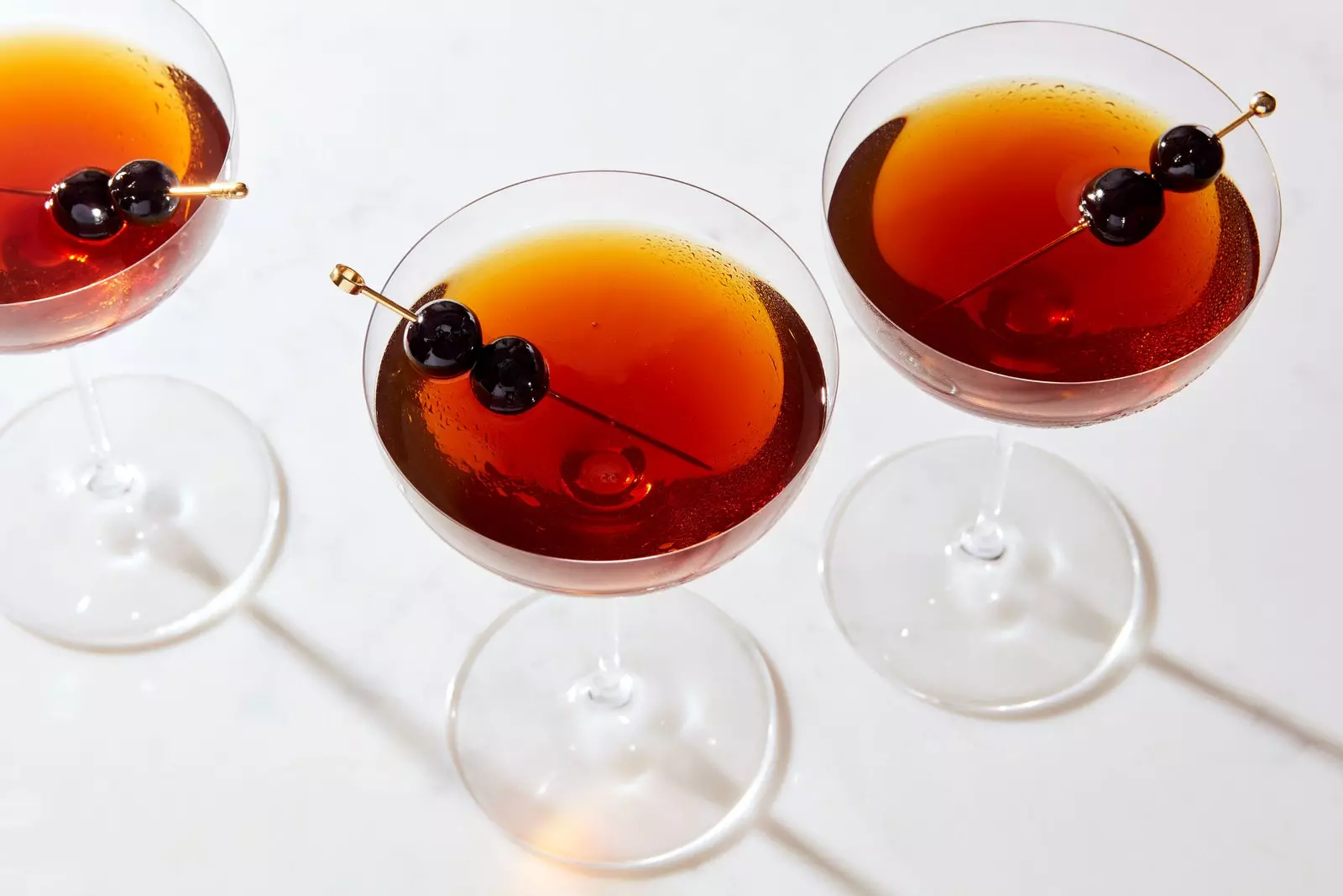 Foto av tre glas av ett riff på den klassiska cocktailen Little Italy.