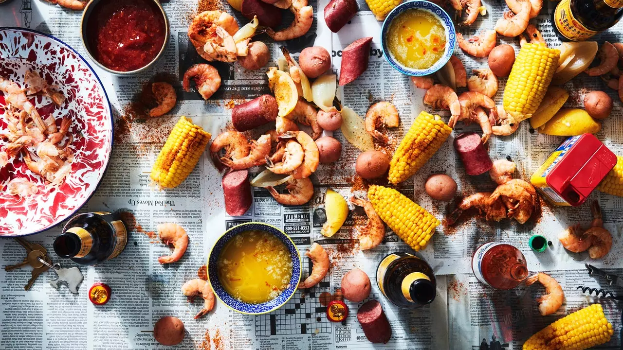 Low-Country Boil พร้อมกุ้ง ข้าวโพด และไส้กรอก