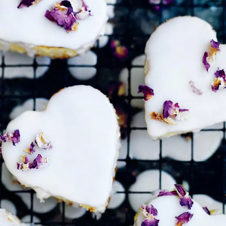 Hartcakejes van vanille met rozenwaterglazuur op een koelrek.