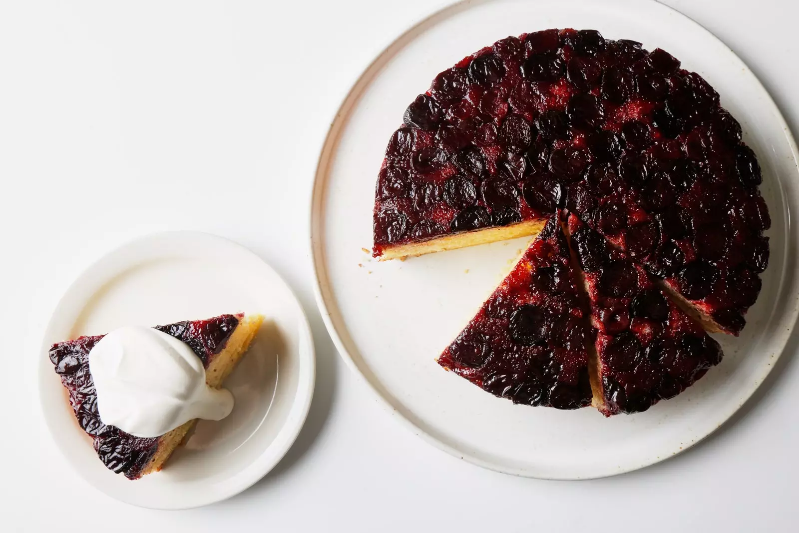이미지에는 식품 디저트 케이크 플랜트 크림 크림 및 파이가 포함될 수 있습니다.