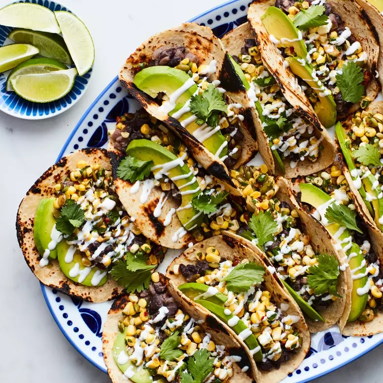 Disse kødløse tacos er en af vores yndlingsbønneopskrifter. De er fyldt med avocado majs jalapeño koriander og...