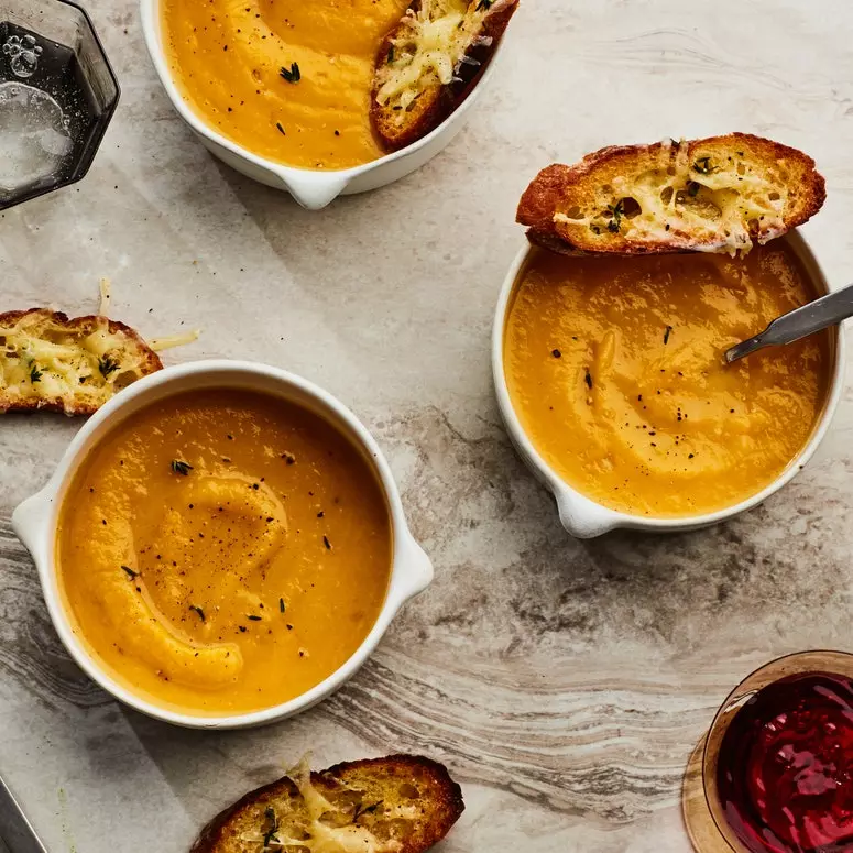 Drie kommen Winterpompoensoep gegarneerd met Gruyère Croutons