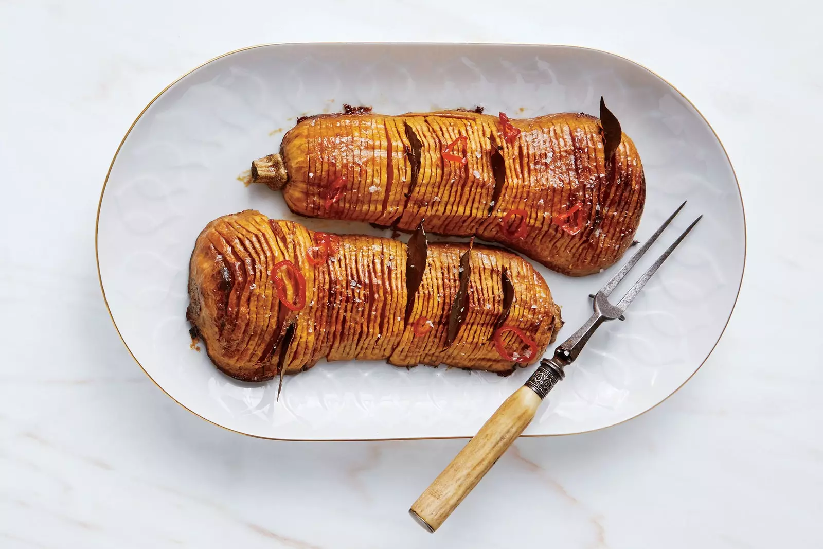 Hasselback butternut squash mei laurierblêden.