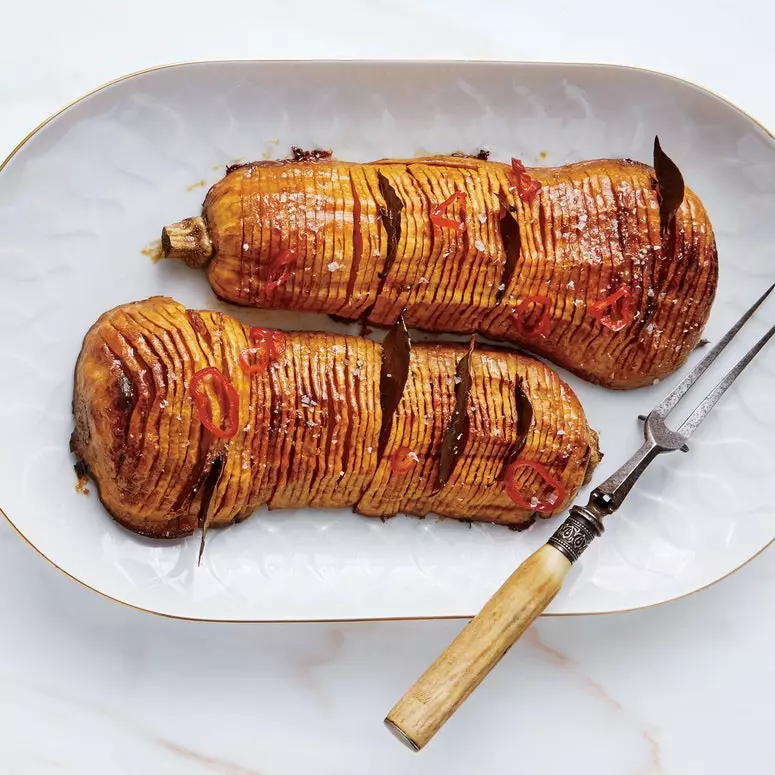 Hasselback butternut buča z lovorjevimi listi.