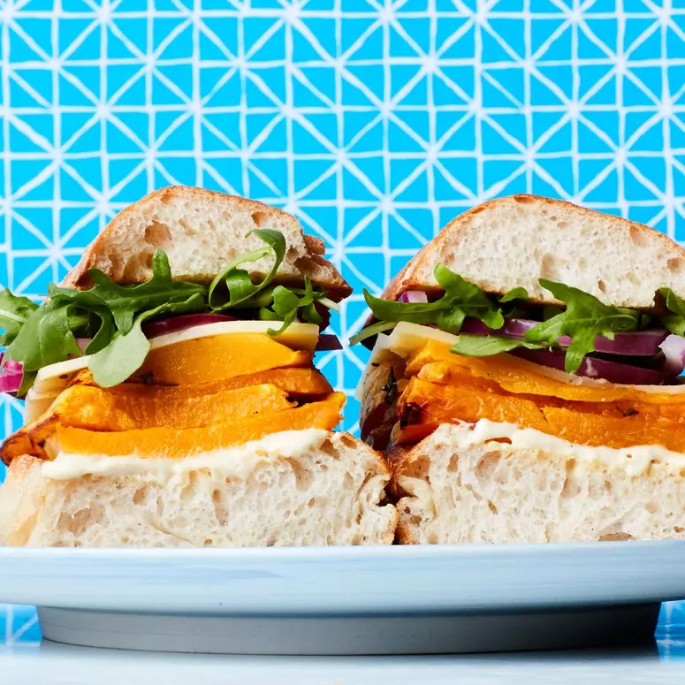 Ien fan ús favorite sandwich-resepten is foar dit butternut squash sandwich mei cheddar tsiis en ingelegde reade sipel