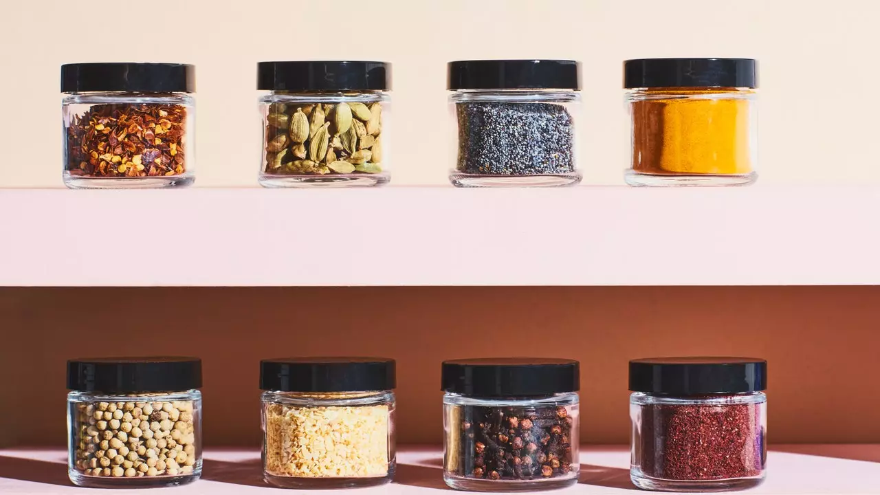 De 6 værktøjer, du skal bruge for at organisere dine krydderier én gang for alle