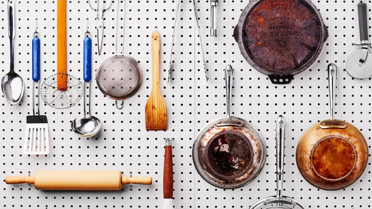 Sådan designer du en Pegboard-væg og organiserer dit køkken som Julia Child