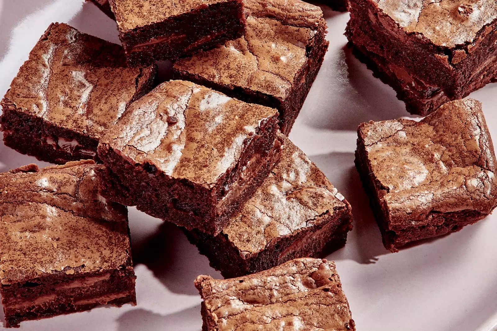 هڪ پليٽ تي ڪليئر Saffitz جي malted هميشه لاء brownies جو فوٽو.